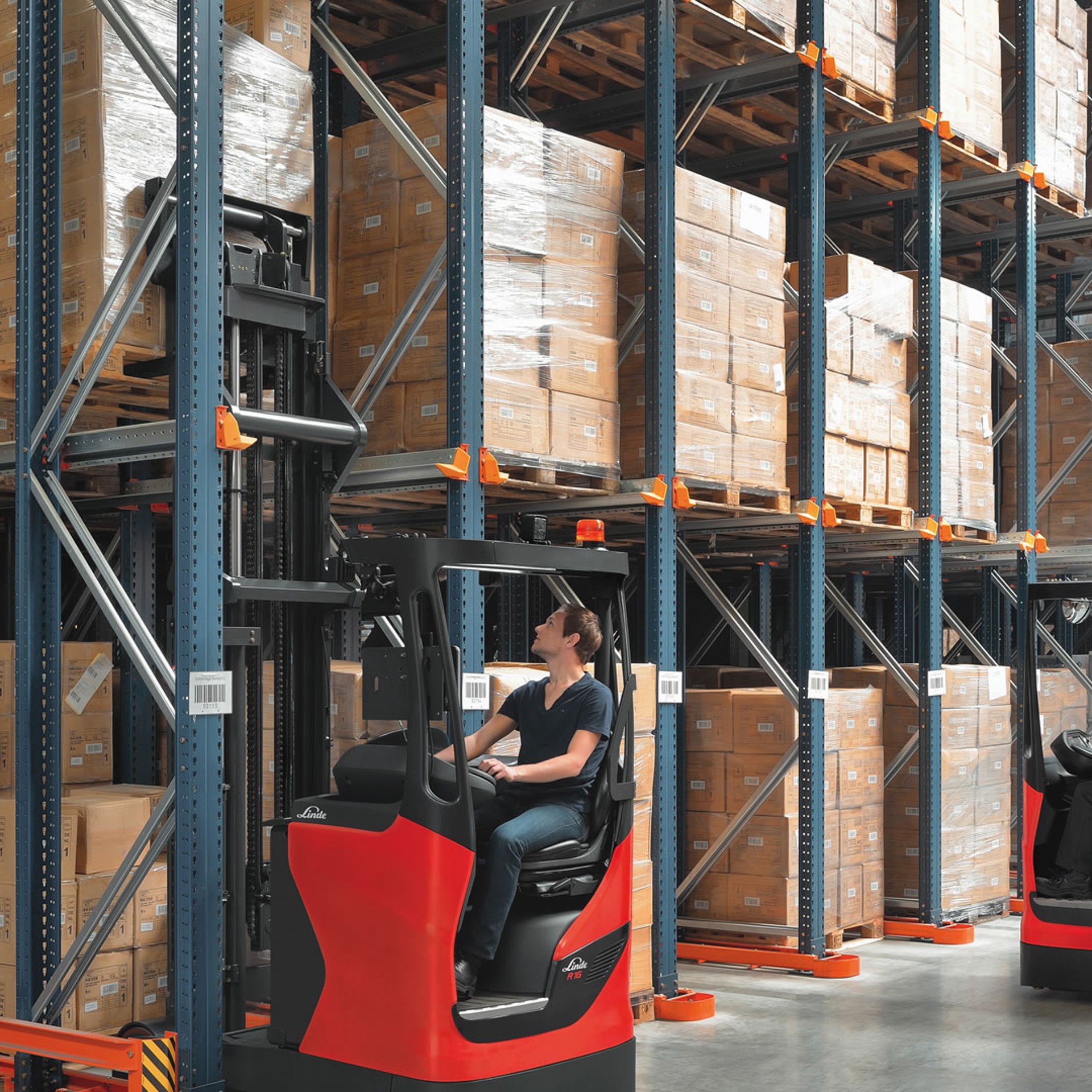 Wózki wysokiego składowania, wózek ReachTruck | Linde Material Handling